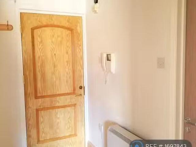 Just in! Studio flat for rent in Protheroes House, Bristol, BS1