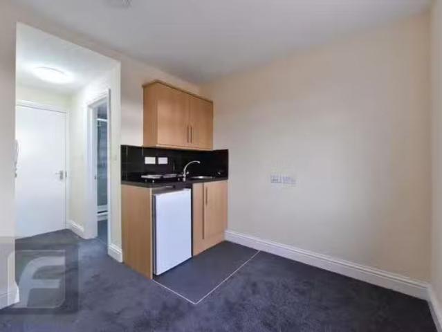 Charming Studio flat to rent in Layfield Road