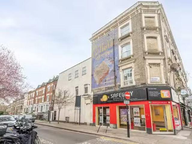 Just in! Studio to rent in Kilburn High Road, Kilburn, London.