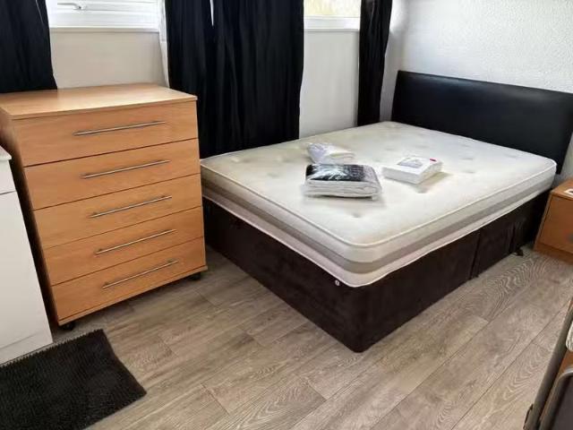 Unique Property for rent in Wood Close, AL10
