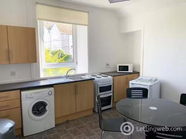 Rental! Property to rent in 41 Ashvale Place, 2nd Floor Left.