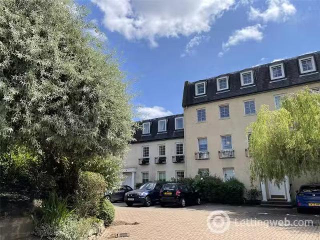 Cozy Property to rent in 61/5 James Square, Caledonian Crescen.