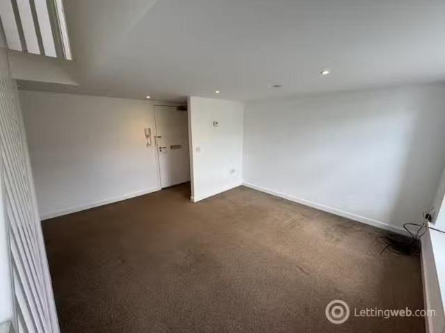 For Rent! Property to rent in 24 Marine Court, Hill Road, Arbr.