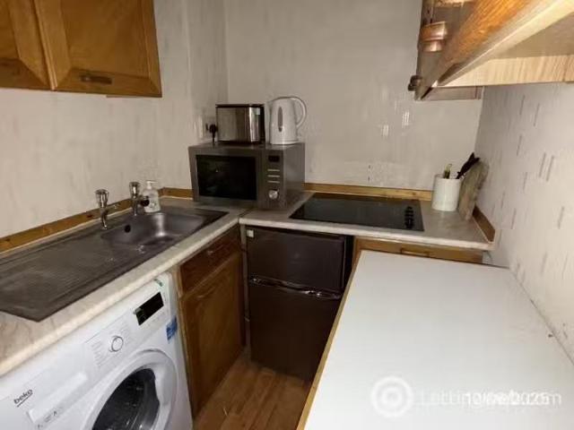 Cheap Property to rent in Hardgate, Ground Floor Right, Aberde.