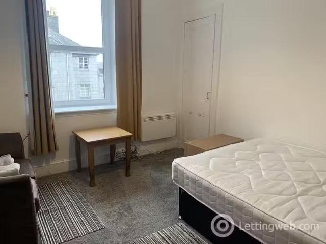 Cheap Property to rent in Kintore Place, Mid Floor Flat, AB25