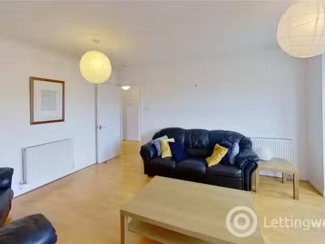 Cozy Property to rent in Roseburn Maltings, Edinburgh, EH12