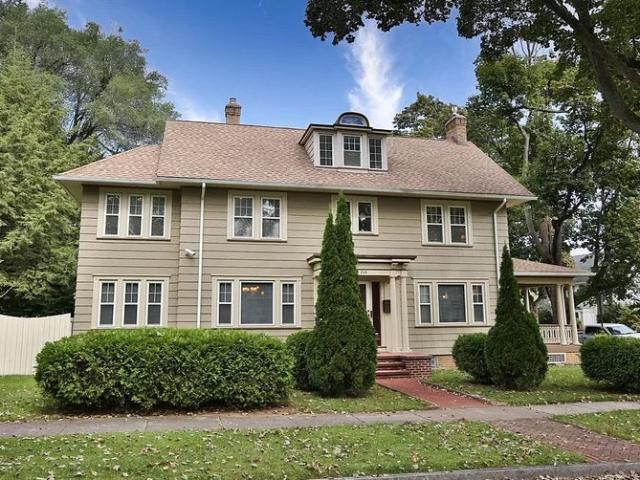 US Students 3 Rooms available in Large House