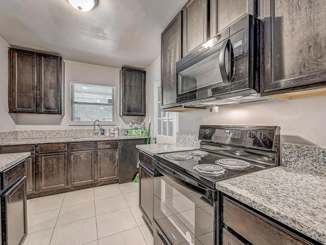 ⭐⭐ Updated Arlington Home Near Parks & Downtown!