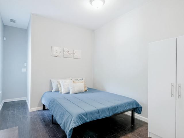 Updated Cozy Almond Park Home, a 5 min walk to bus 58