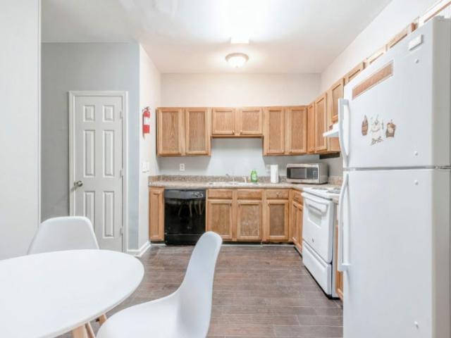 Updated Cozy Almond Park Home, a 5 min walk to bus