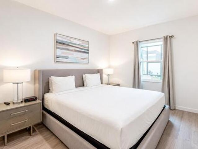 Updated Davenport Home | Fast Wi Fi, Smart TV & Free In Unit Laundry