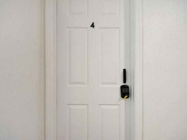 Updated Large room Smart Tv in Room less than 0.5mi to public transport Free In unit Laundry