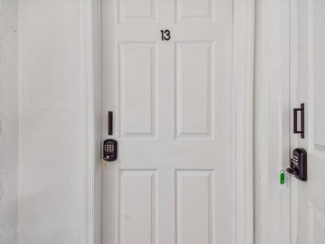 Updated Large room Smart Tv in Room less than 0.5mi to public transport Free In unit Laundry