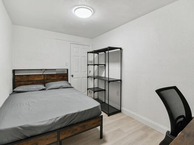 Updated Large room Smart Tv in Room less than 0.5mi to public transport Free In unit Laundry