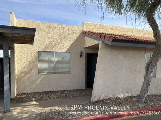 Updated Single Story 2Bdm 2 Ba Glendale Unit with New Flooring in Bedrooms and t *No Carpet