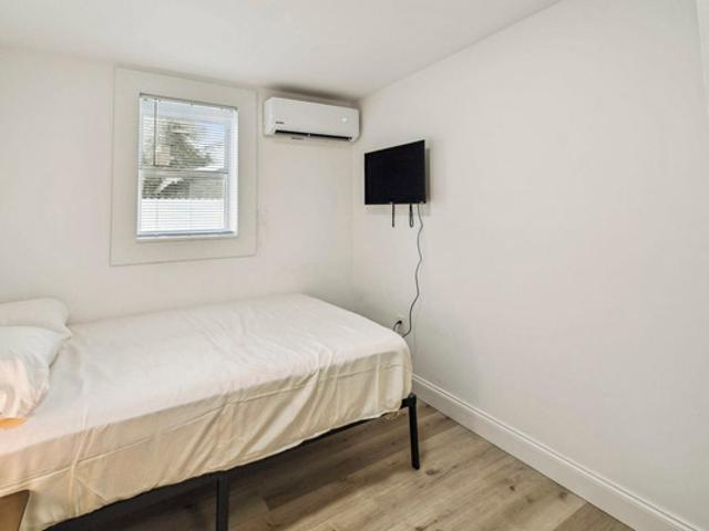 Updated Smart Tv in Room less than 0.5mi to public transport Free In unit Laundry & Comfy Home!