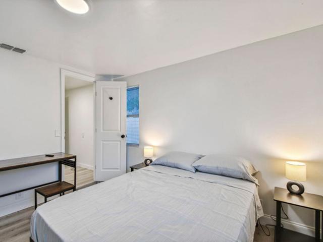 Updated Smart Tv in Room less than 0.5mi to public transport Free In unit Laundry & Comfy Home!