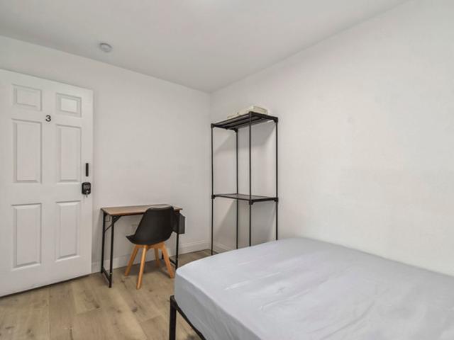 Updated Smart Tv in Room less than 0.5mi to public transport Free In unit Laundry & Comfy Home!
