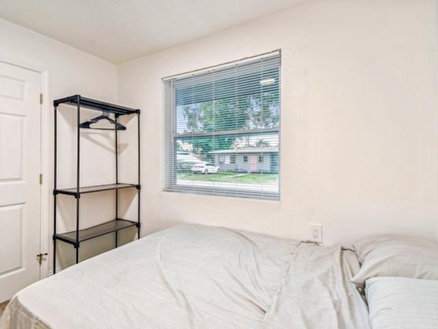 Updated Smart Tv in Room less than 0.5mi to public transport Free In unit Laundry & Comfy Home!