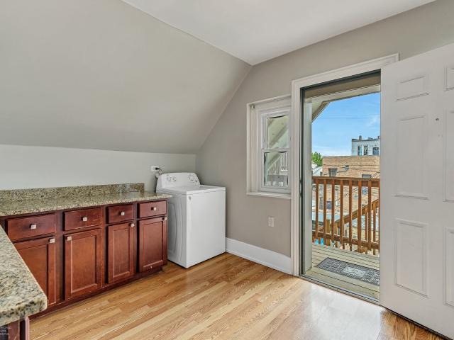 Updated 1BR with In Unit Laundry in Ukrainian Village