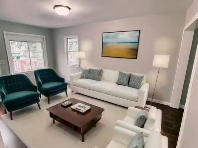 Updated 2 Bed 1 Bath Single Family Home in Lansing For Rent 5.