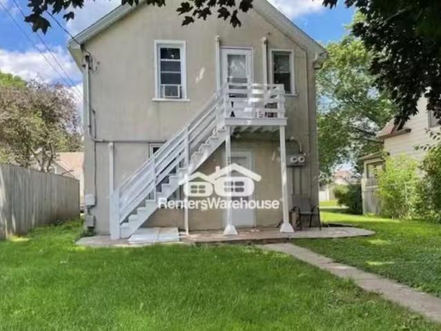 Updated 2 Bedroom 1 Bath Duplex in South St. Pau 226 6th Ave.