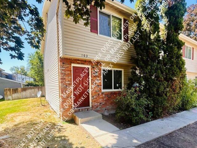 Updated 2 Bedroom Townhome with Fenced Backyard & Covered Parking – Central Boise