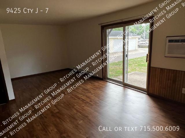 Updated 2 Bedroom Apartment in Minocqua with A/C, Storage & On Site Laundry