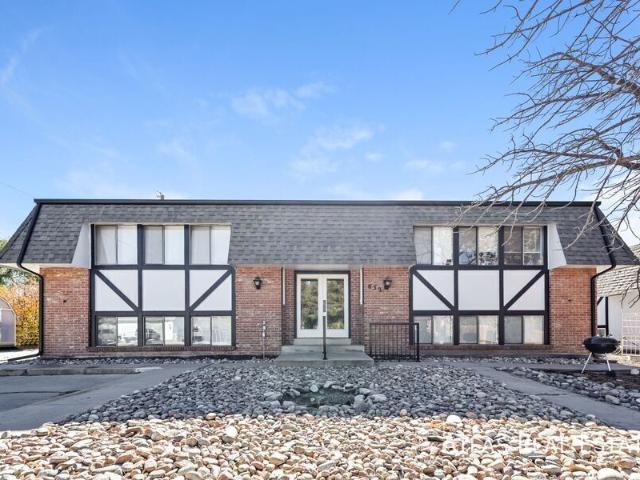 $500 OFF YOUR FIRST MONTH’S RENT! Updated 2 Bedroom Apartment with Stainless Steel Appliances