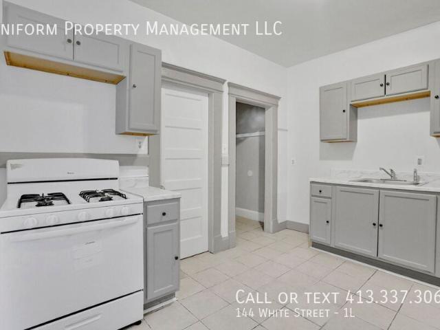 Updated 2BR Apartment in Forest Park