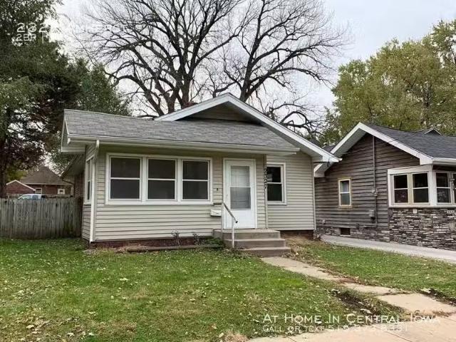 Updated 2br house with fenced yard bring the kids & dog! It'.