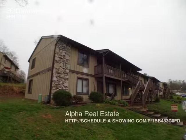 Updated 2nd top floor corner condo ready to move in and Pe.