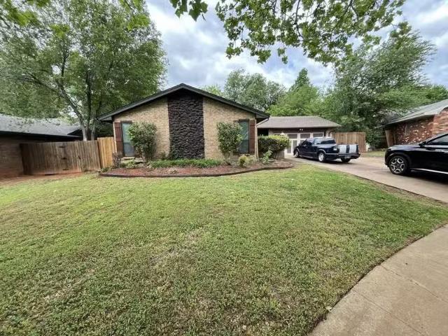 UPDATED 3 Bedroom 2 Bathroom $1,650, Located In North Edmond.
