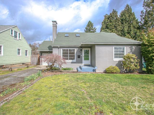 Updated 3 Bedroom Home with Open Loft Space Near Downtown Vancouver! Available Mid April!