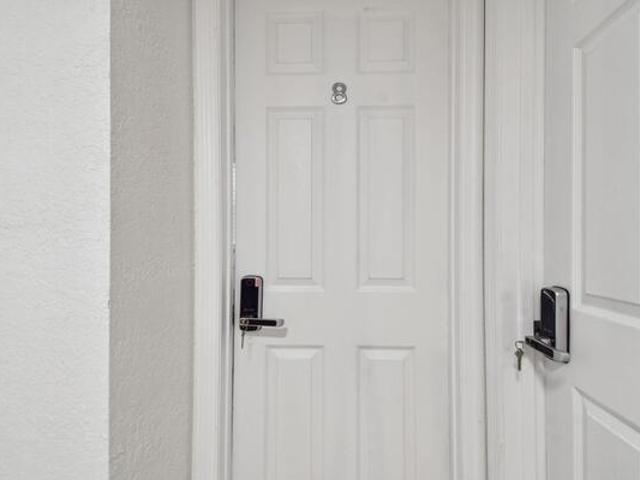 Updated/Mini Fridge Smart Tv less than 0.5mi to public transport Free In unit Laundry