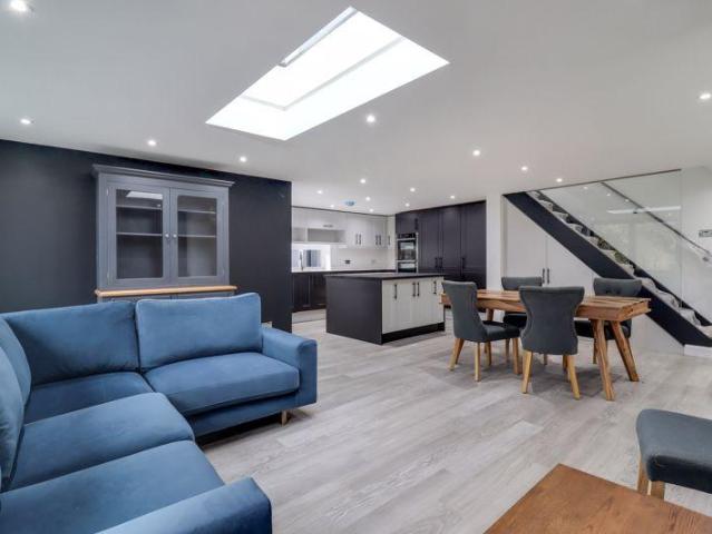 Updown Hill, Windlesham GU20 4 bed detached house to rent £3,500 pcm £808 pw