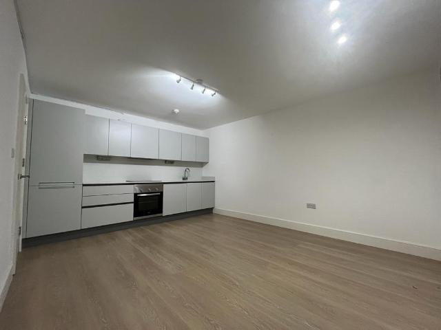 Updown Hill, Windlesham, Surrey 2 bed flat to rent £1,475 pcm £340 pw