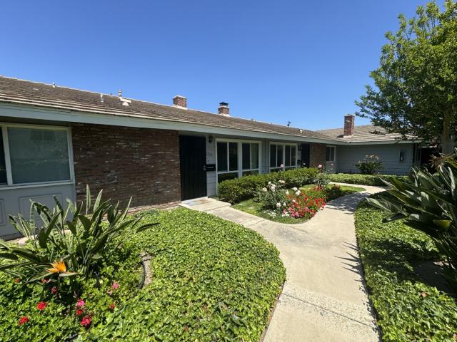 Upgraded 2 bed, 2 bath townhome for lease in Tustin. Must see !