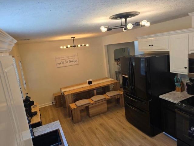 Upgraded Modern Style Furnished Apartment