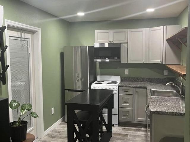 Upgraded Studio Apartment with outside entrance, a