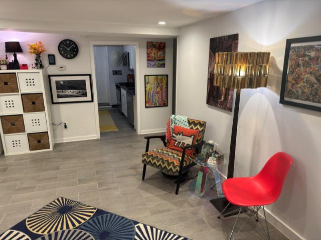 Upgraded Studio w/shared washer+dryer in building