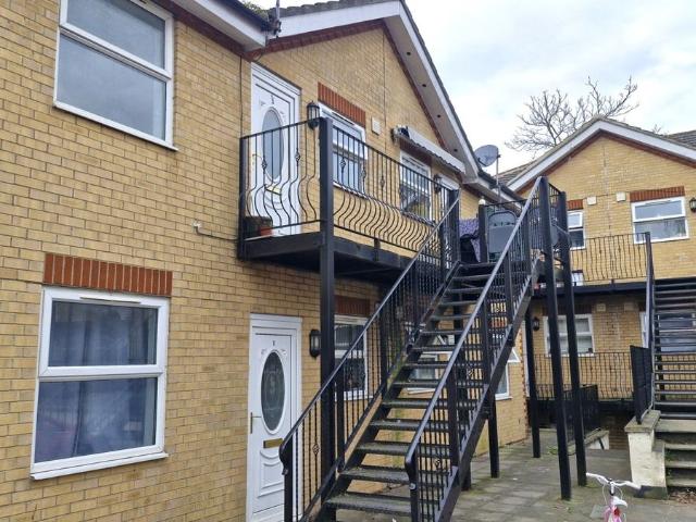 Uplands Close, London SE18, 2 bed flat to rent, £1,550 pcm | PrimeLocation