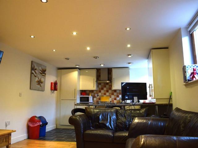 Uplands Crescent, Swansea SA2, 2 bed flat to rent, £1,100 pcm | PrimeLocation