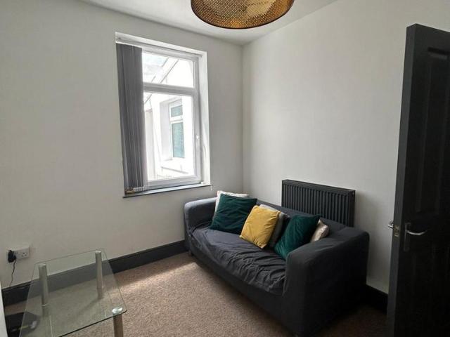 Uplands, SWANSEA SA2 2 bed ground floor flat to rent £1,110 pcm £256 pw