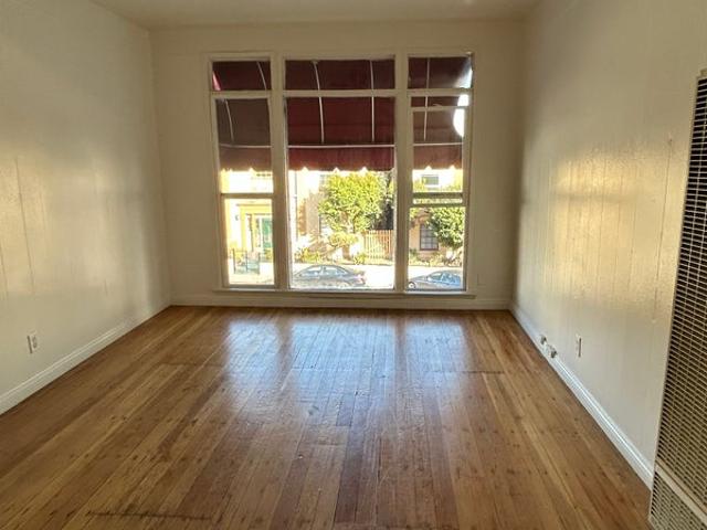 Upper 1bed open space lots of light