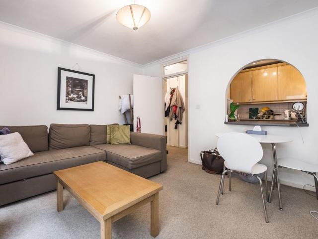 Upper Thames Street EC4, EPC:D 1 bed apartment to rent £2,250 pcm £519 pw