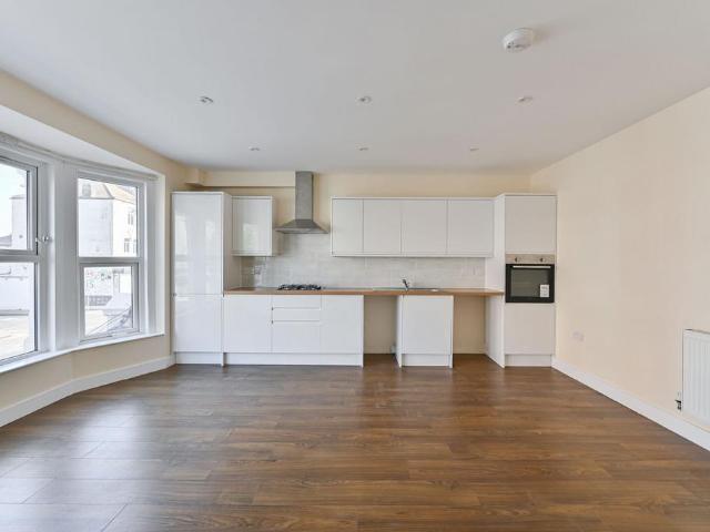 Upper Tooting Road, Tooting, London. 2 bed flat to rent £2,400 pcm £554 pw