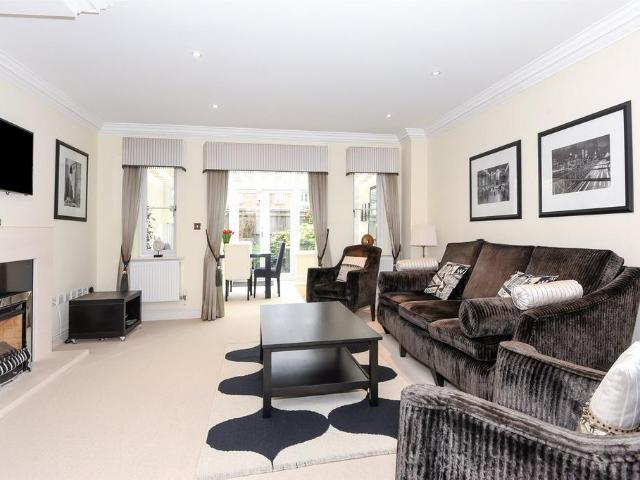 Upper Village Road, Sunninghill. 3 bed terraced house to rent £2,750 pcm £635 pw