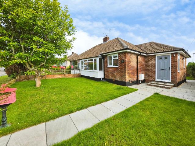 Upper Weybourne Lane, Farnham GU9, 2 bed bungalow to rent, £1,700 pcm | PrimeLocation