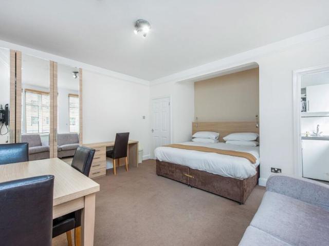 Upper Woburn Place, Clerkenwell. Studio to rent £1,800 pcm £415 pw